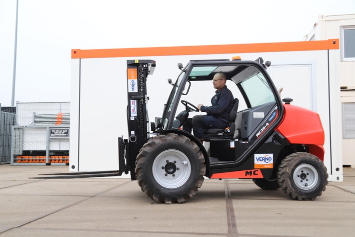 Ruw terrein-heftruck 2,5 ton diesel 4x4